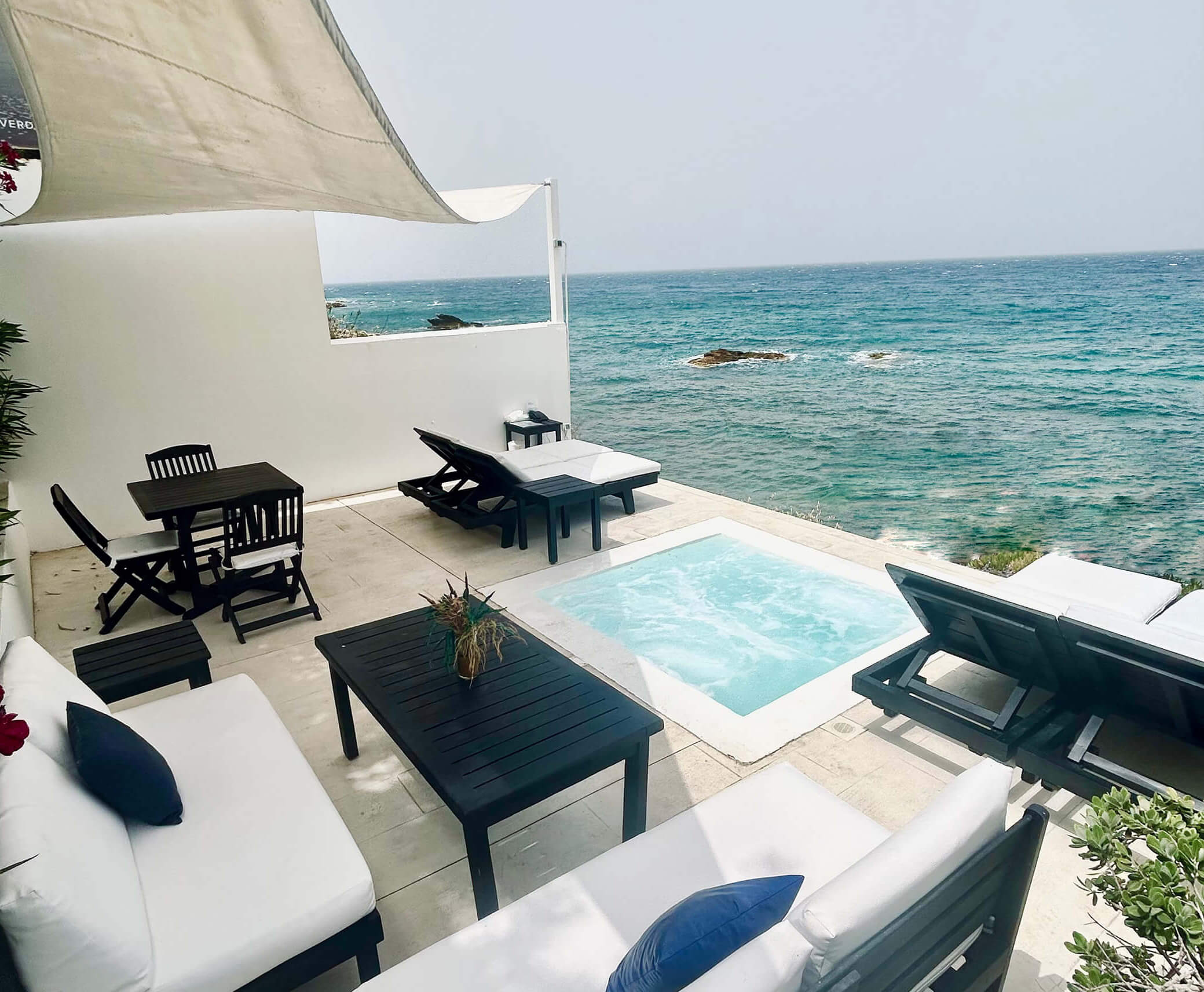 Corner Hut - Book Now - Orchid Beach Resort and Lounge